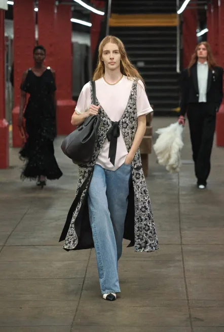Chanel presenta Métiers d’Art 2026 en metro de Nueva York.