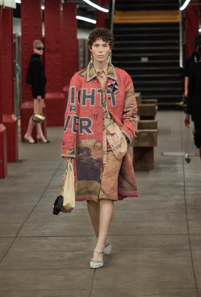 Chanel presenta Métiers d’Art 2026 en metro de Nueva York.